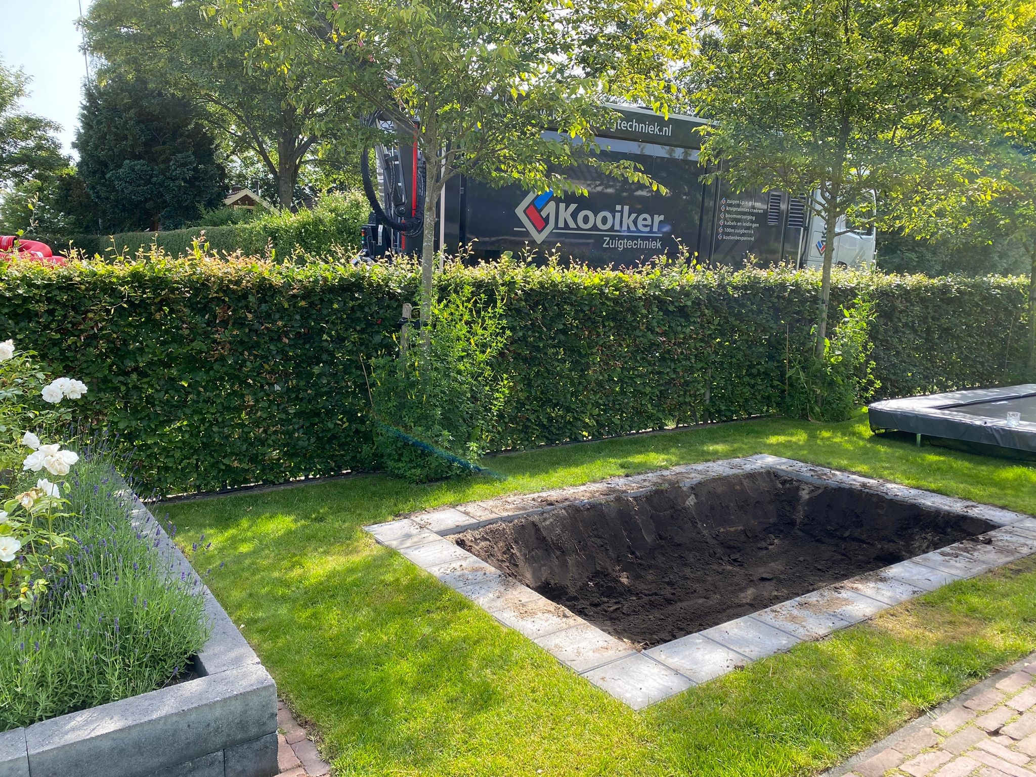 Trampoline ingraven | Kooiker zuigtechniek