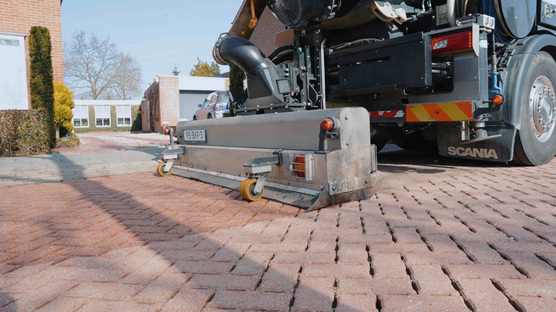 Reinigen waterdoorlatende- en waterpasserende bestrating Kooiker