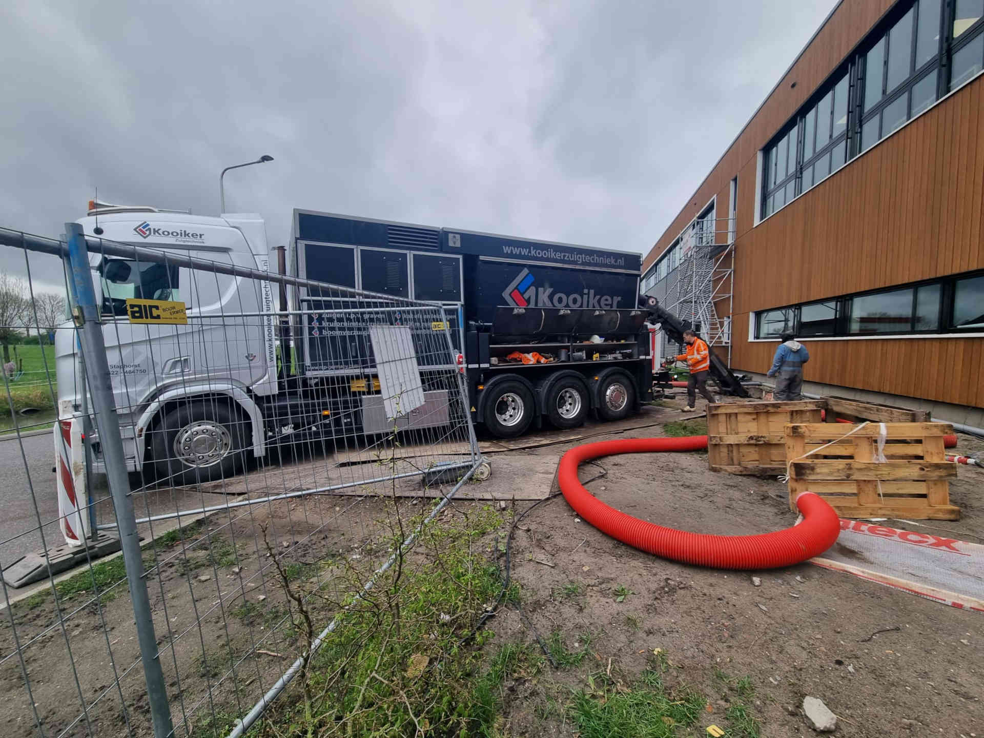 Sleuven zuigen onder bedrijfspand | Kooiker zuig- en blaastechniek