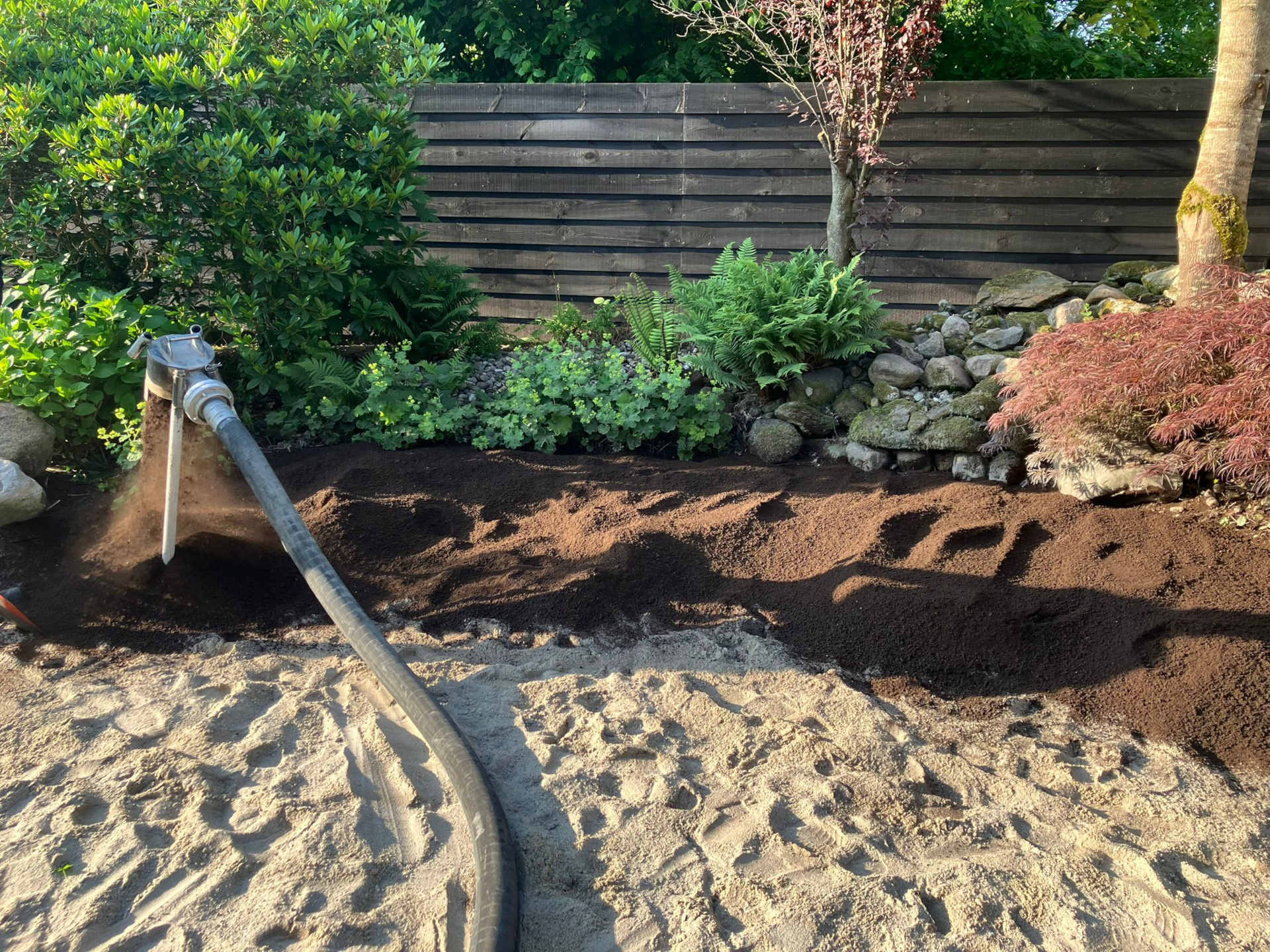 Substraat blazen voor (dak)tuinen | Kooiker zuigtechniek